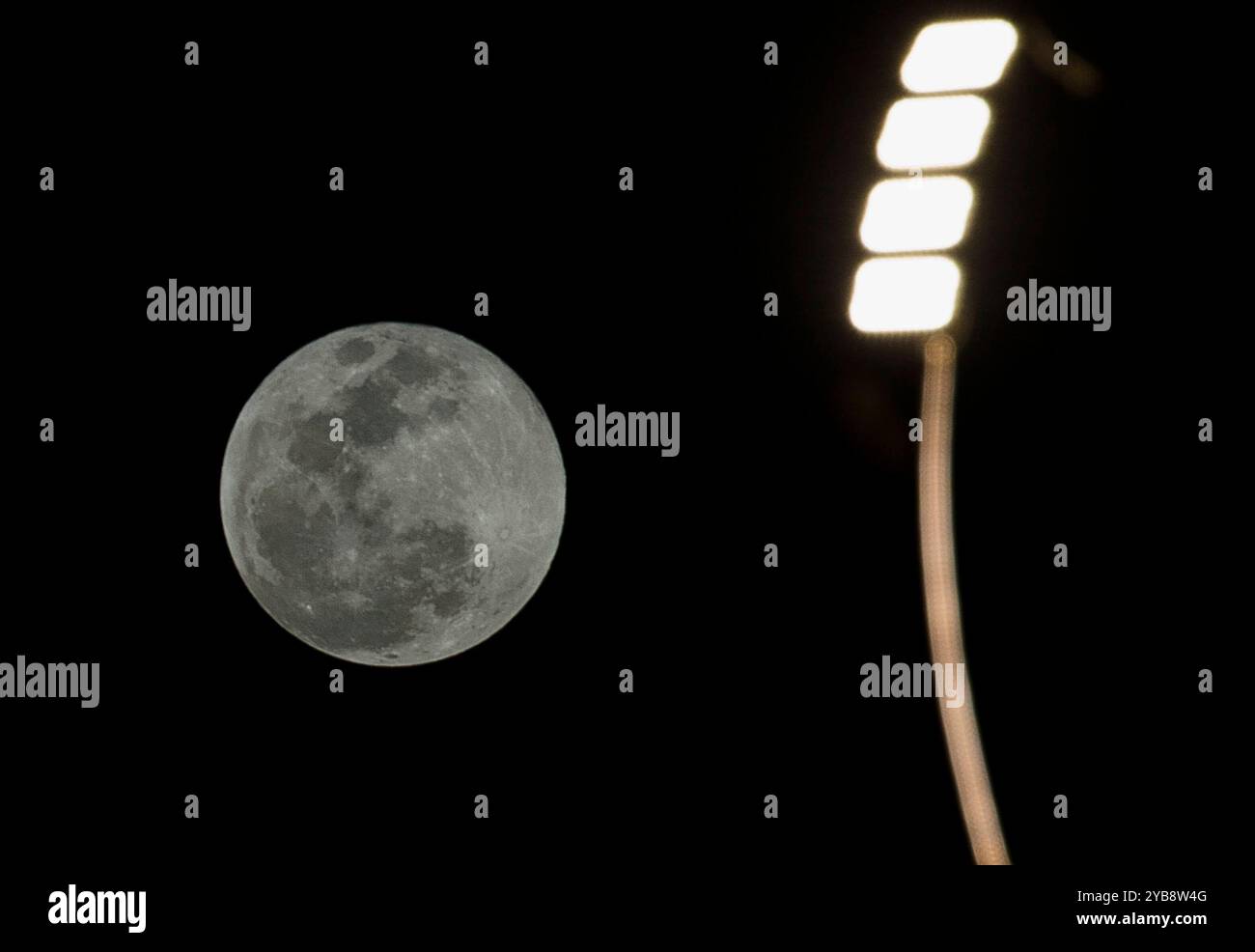 SUPER MOON RISE OVER DOHA CITY The biggest and the brightest super moon ...