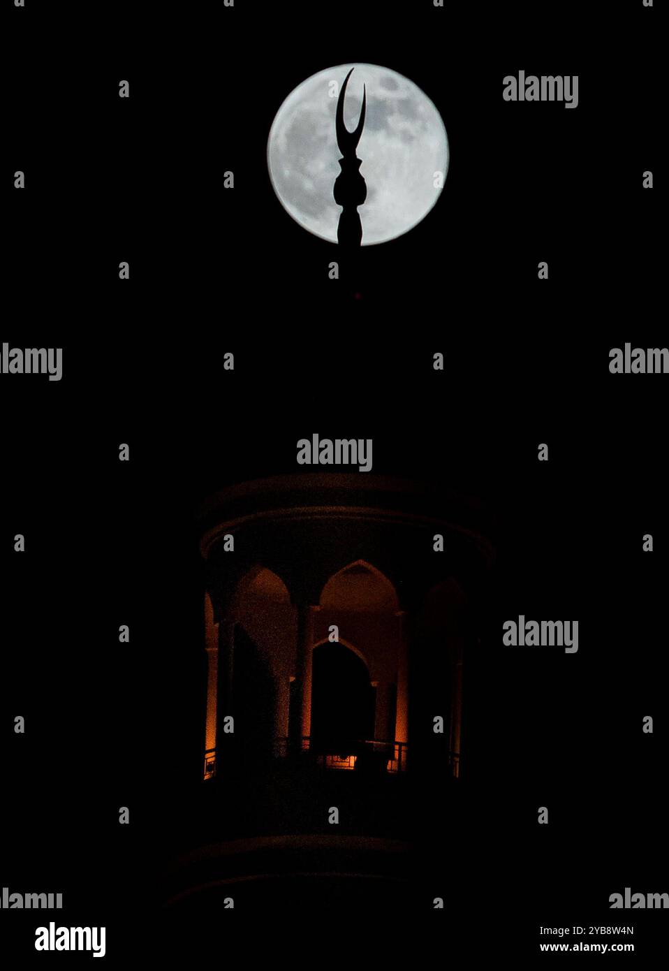 SUPER MOON RISE OVER DOHA CITY The biggest and the brightest super moon ...