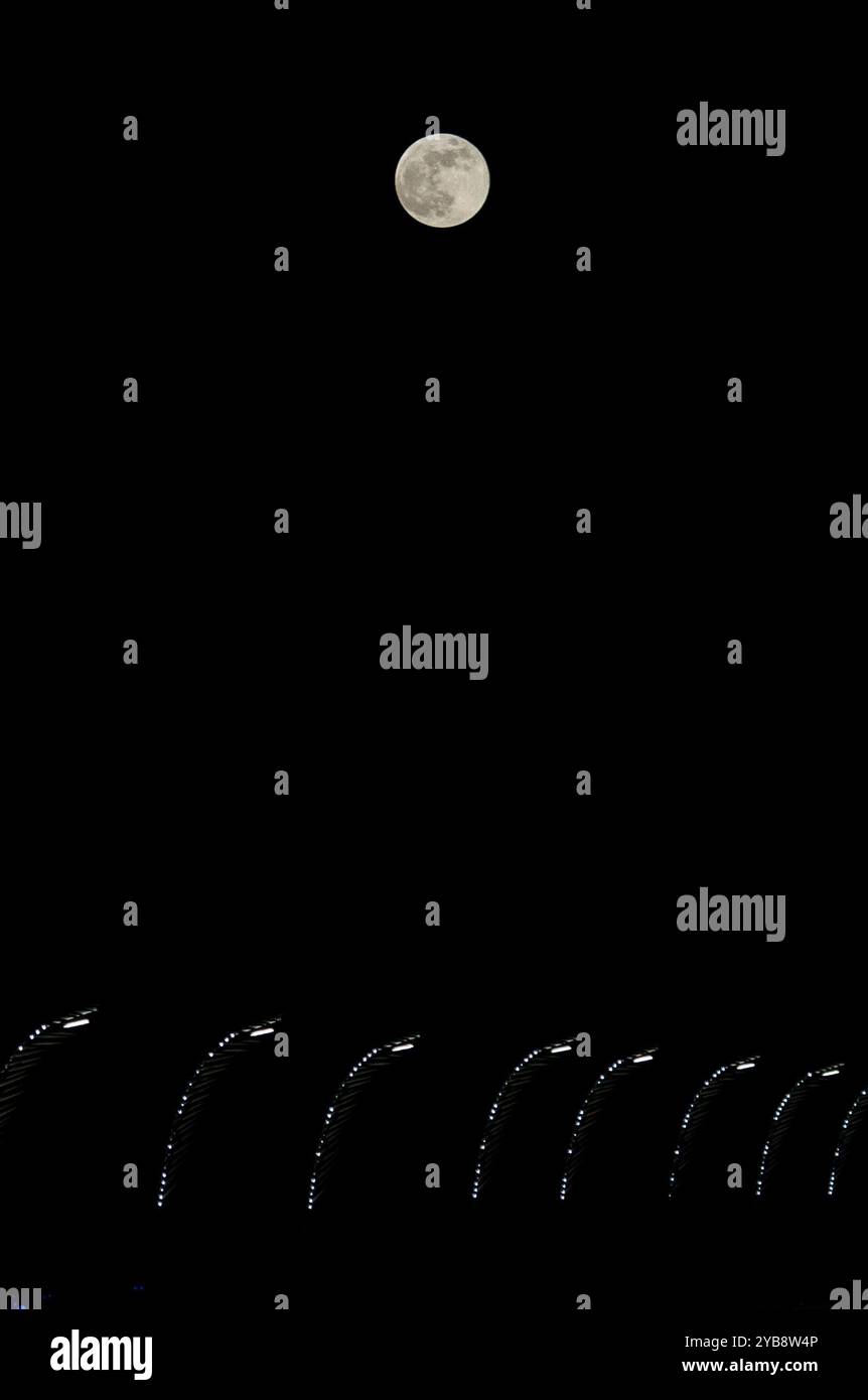 SUPER MOON RISE OVER DOHA CITY The biggest and the brightest super moon ...