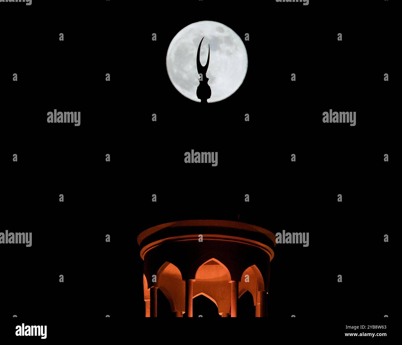 SUPER MOON RISE OVER DOHA CITY The biggest and the brightest super moon ...