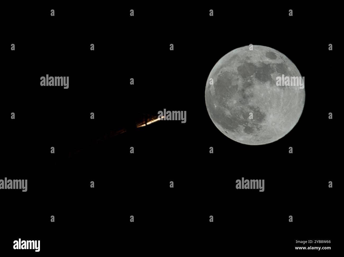 SUPER MOON RISE OVER DOHA CITY The biggest and the brightest super moon ...