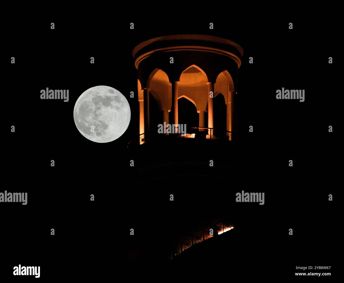 SUPER MOON RISE OVER DOHA CITY The biggest and the brightest super moon ...