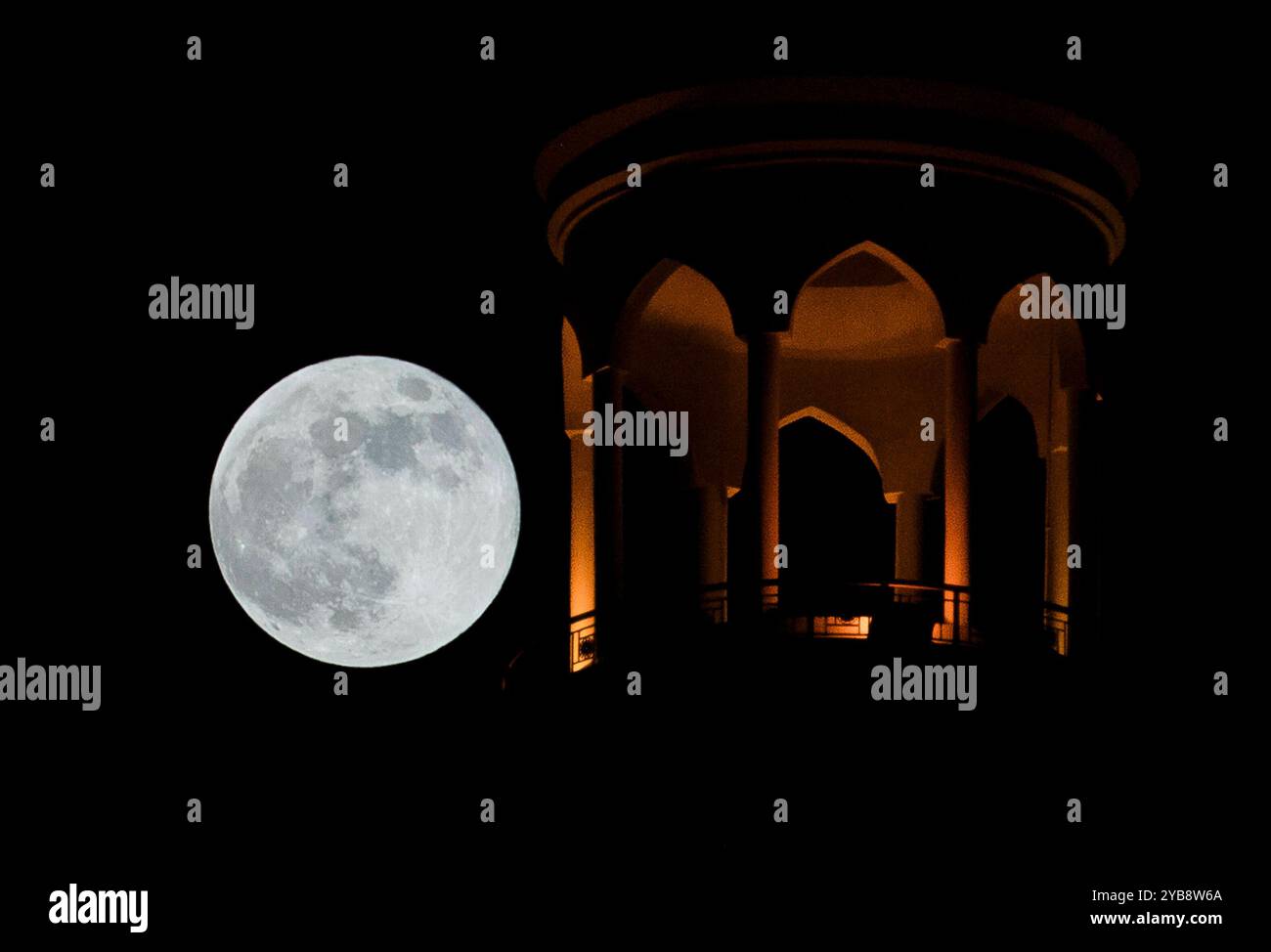 SUPER MOON RISE OVER DOHA CITY The biggest and the brightest super moon ...