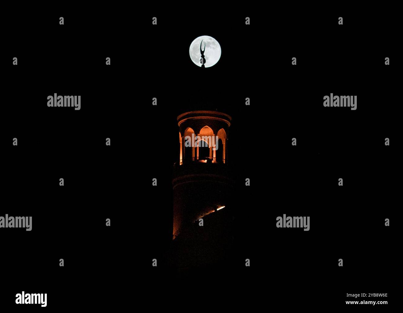 SUPER MOON RISE OVER DOHA CITY The biggest and the brightest super moon ...