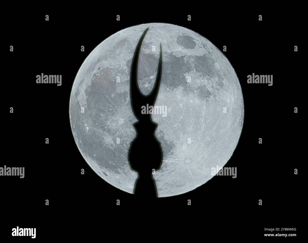 SUPER MOON RISE OVER DOHA CITY The biggest and the brightest super moon ...