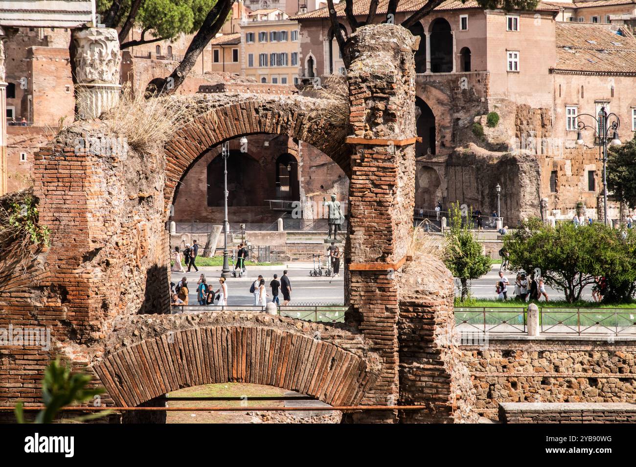 Tourists visiting the Roman Forum in Rome, Italy Stock Photo - Alamy