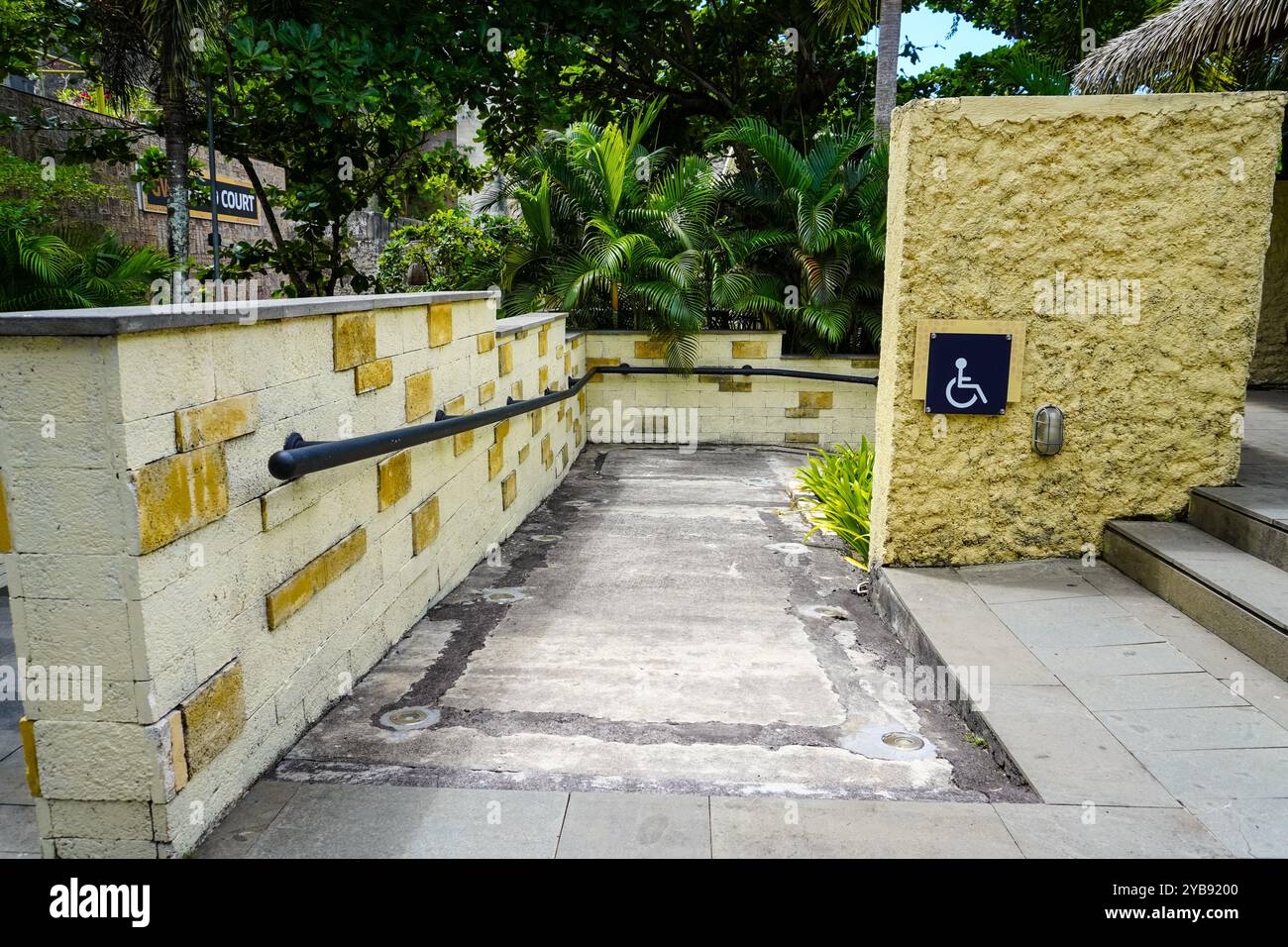 Wheelchair access sign outside hi-res stock photography and images - Alamy