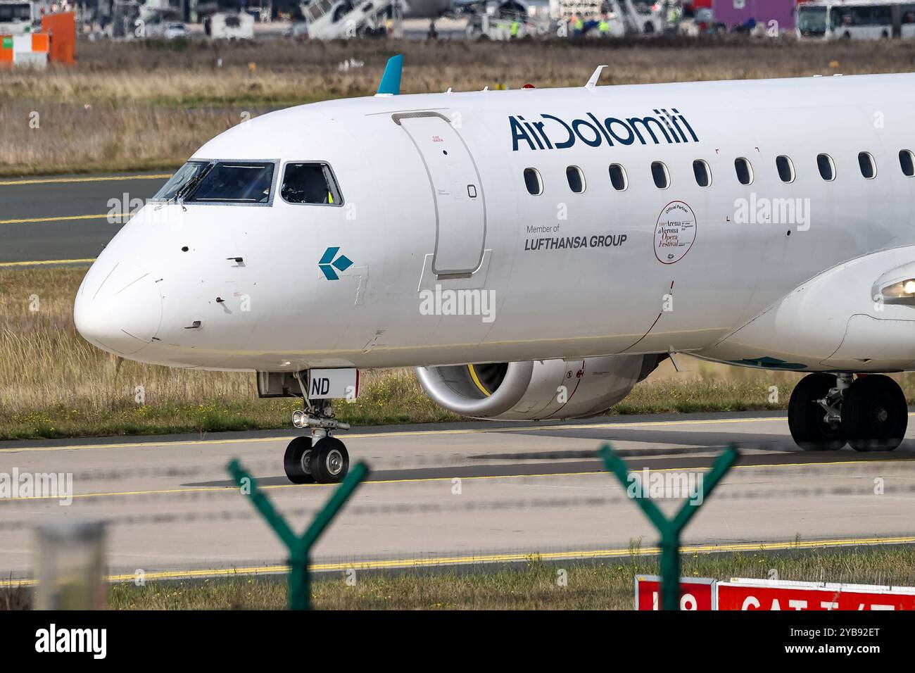 Embraer 190 cockpit hi-res stock photography and images - Alamy