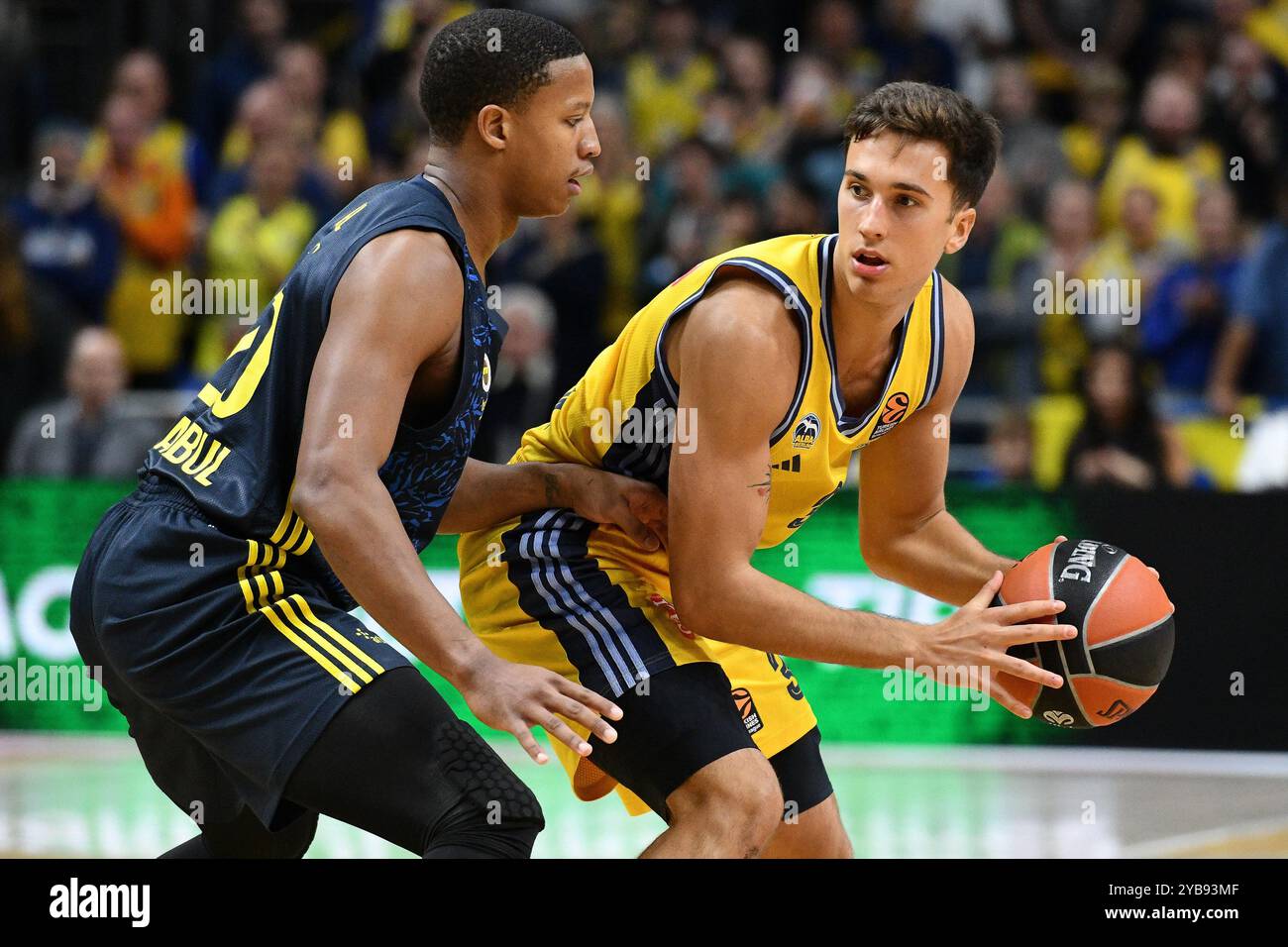 Matteo Spagnolo (ALBA Berlin, #3) und Devon Hall (Fenerbahce Istanbul ...