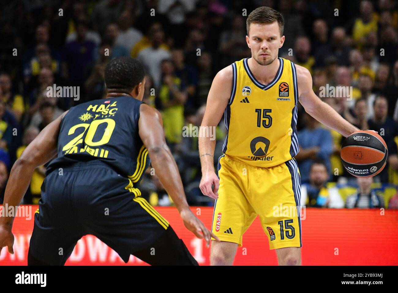 Martin Hermannsson (ALBA Berlin, #15) und Devon Hall (Fenerbahce ...