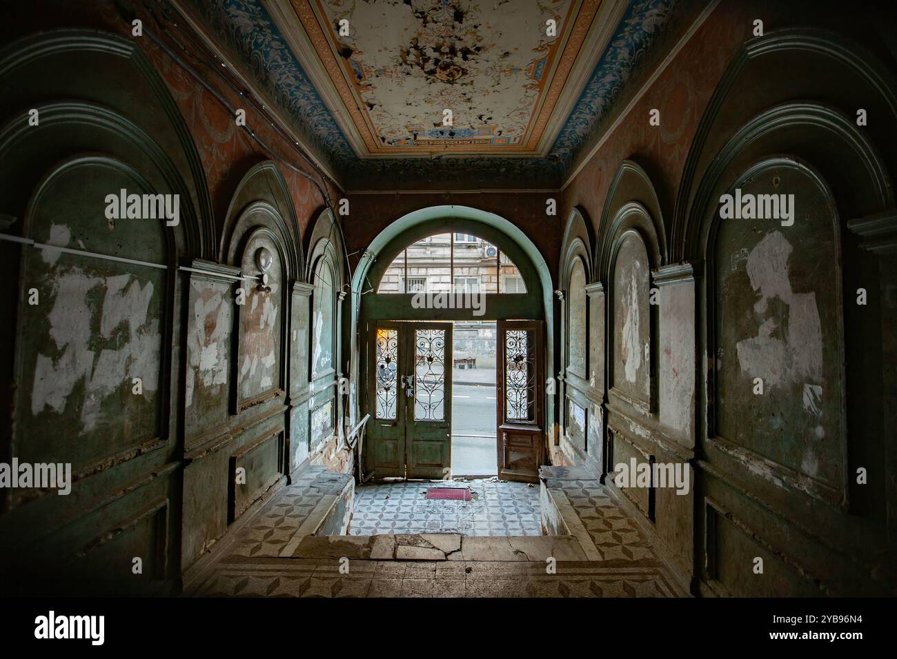 Entrance hall in old abandoned mansion Stock Photo - Alamy