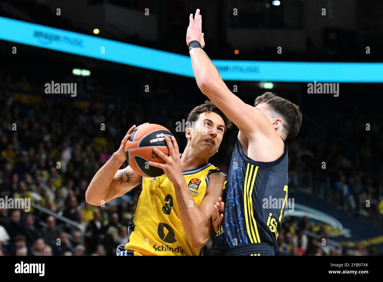 Matteo Spagnolo (ALBA Berlin, #3) und Tarik Biberovic (Fenerbahce ...