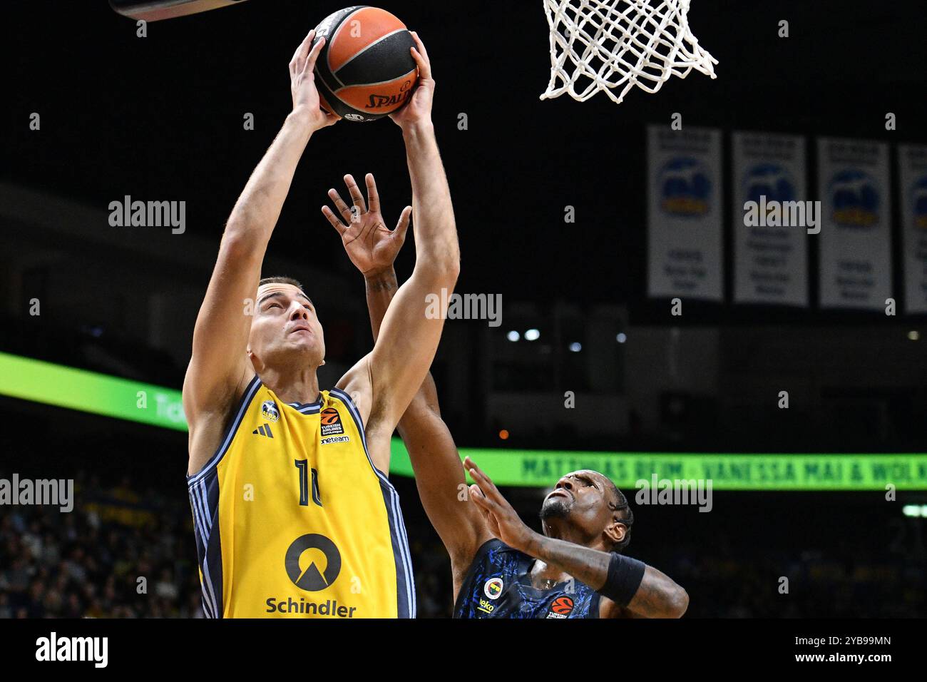 Tim Schneider (ALBA Berlin, #10) und Nigel Hayes-Davis (Fenerbahce Istanbul, #11) GER, ALBA ...