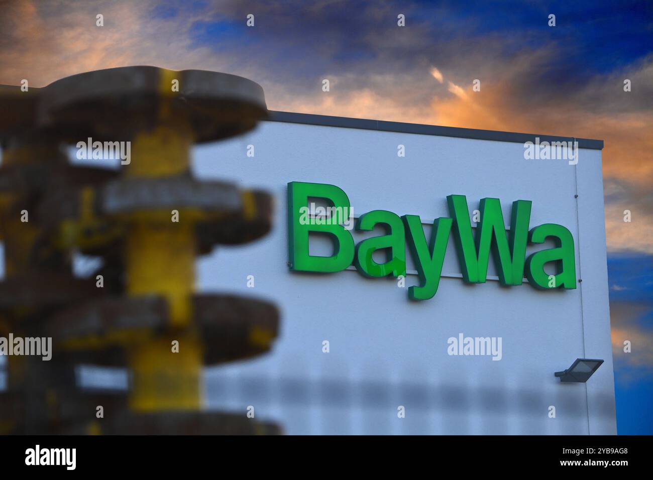 Baustoffhandel BayWa in schwerer Krise.BayWa Schriftzug,Logo,Emblem ...