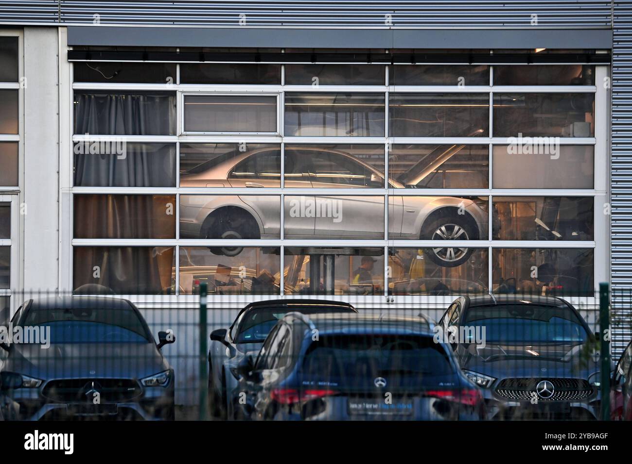 Mercedes Benz Werkstatt,Autowerkstatt. *** Mercedes Benz workshop,Car ...