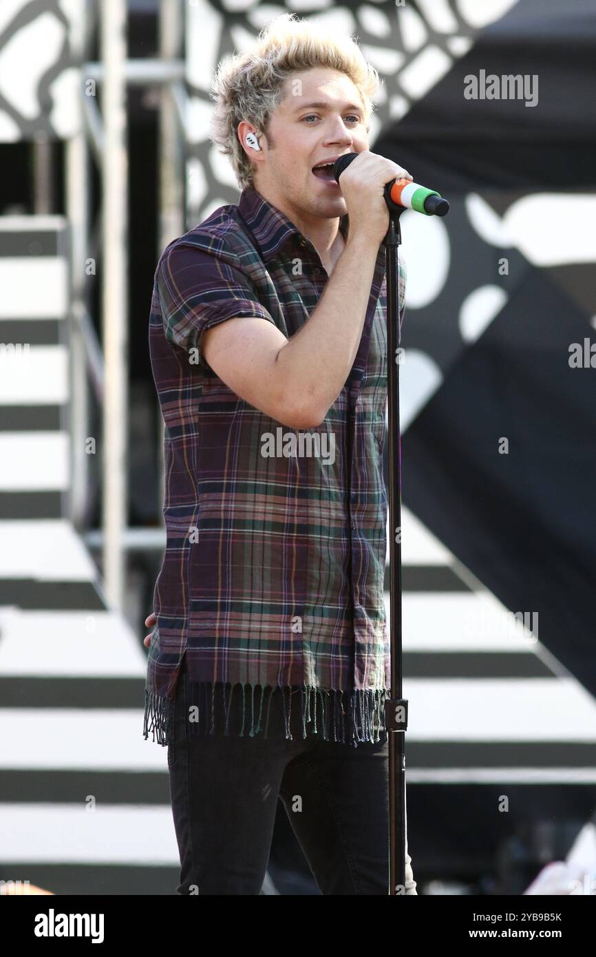 Niall Horan of One Direction performs on "Good Morning America" in ...