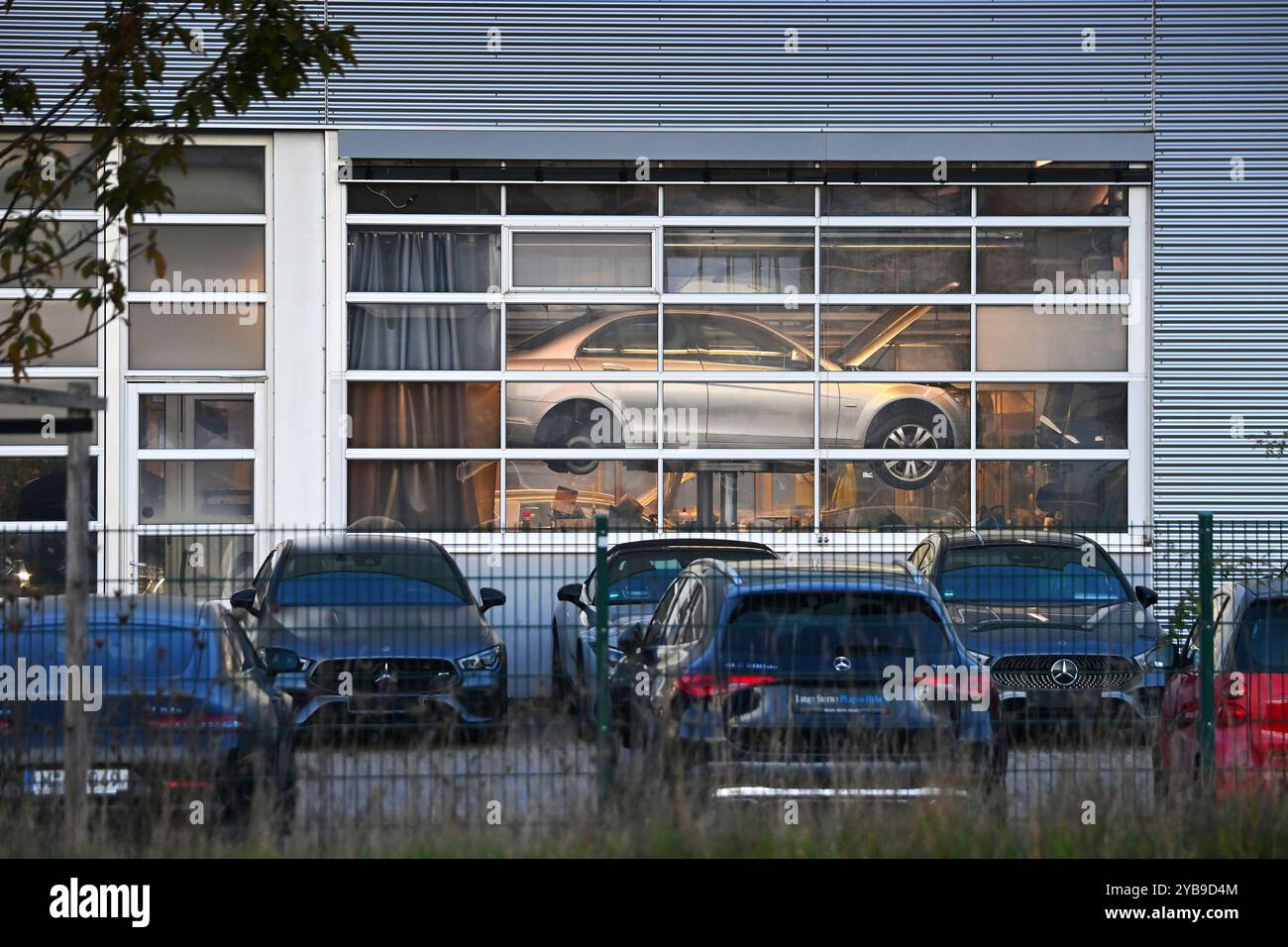 Munich, Deutschland. 17th Oct, 2024. Mercedes Benz workshop, car repair ...