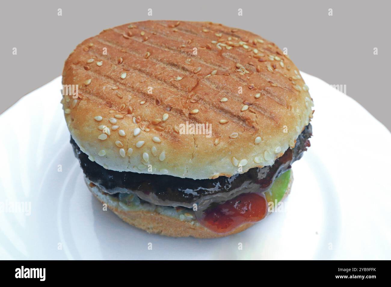 Fast-Food aus Rinderhackfleisch Ein handgemachter, verzehrfertiger ...