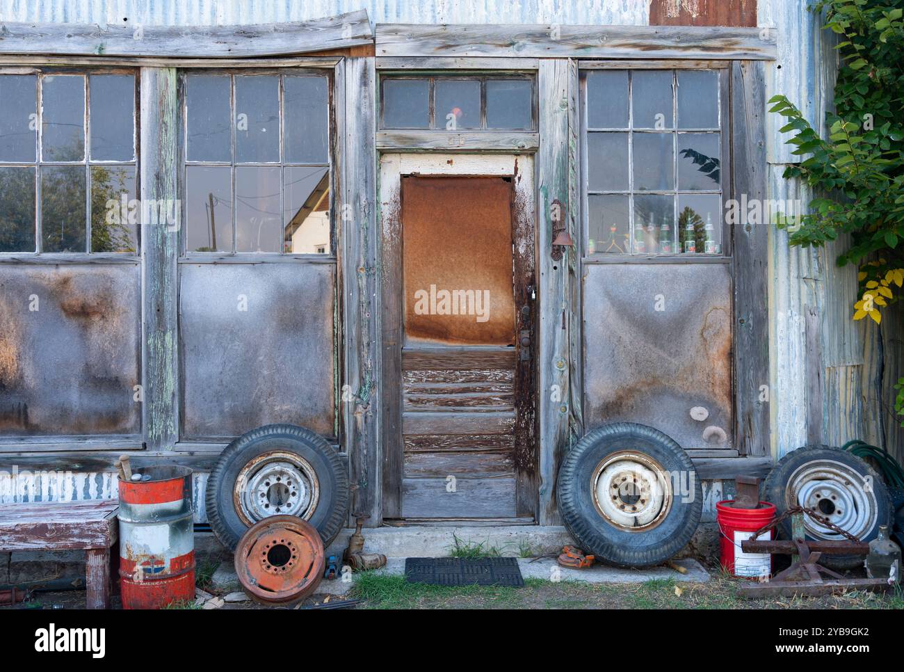 Car falling apart hi-res stock photography and images - Alamy
