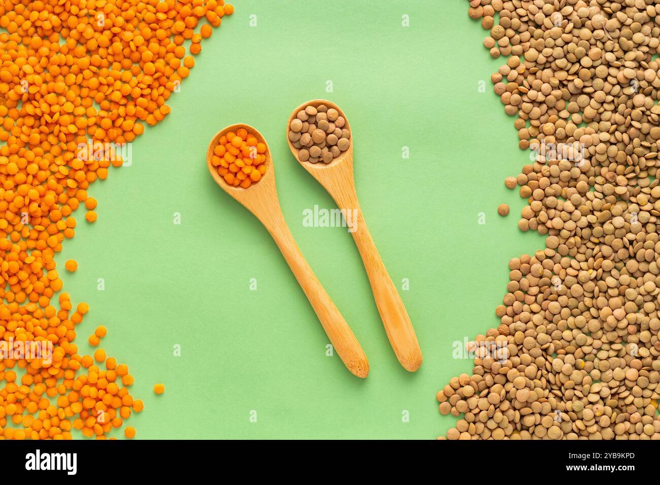 Lens culinaris - Red and brown lentils in two spoons Stock Photo - Alamy