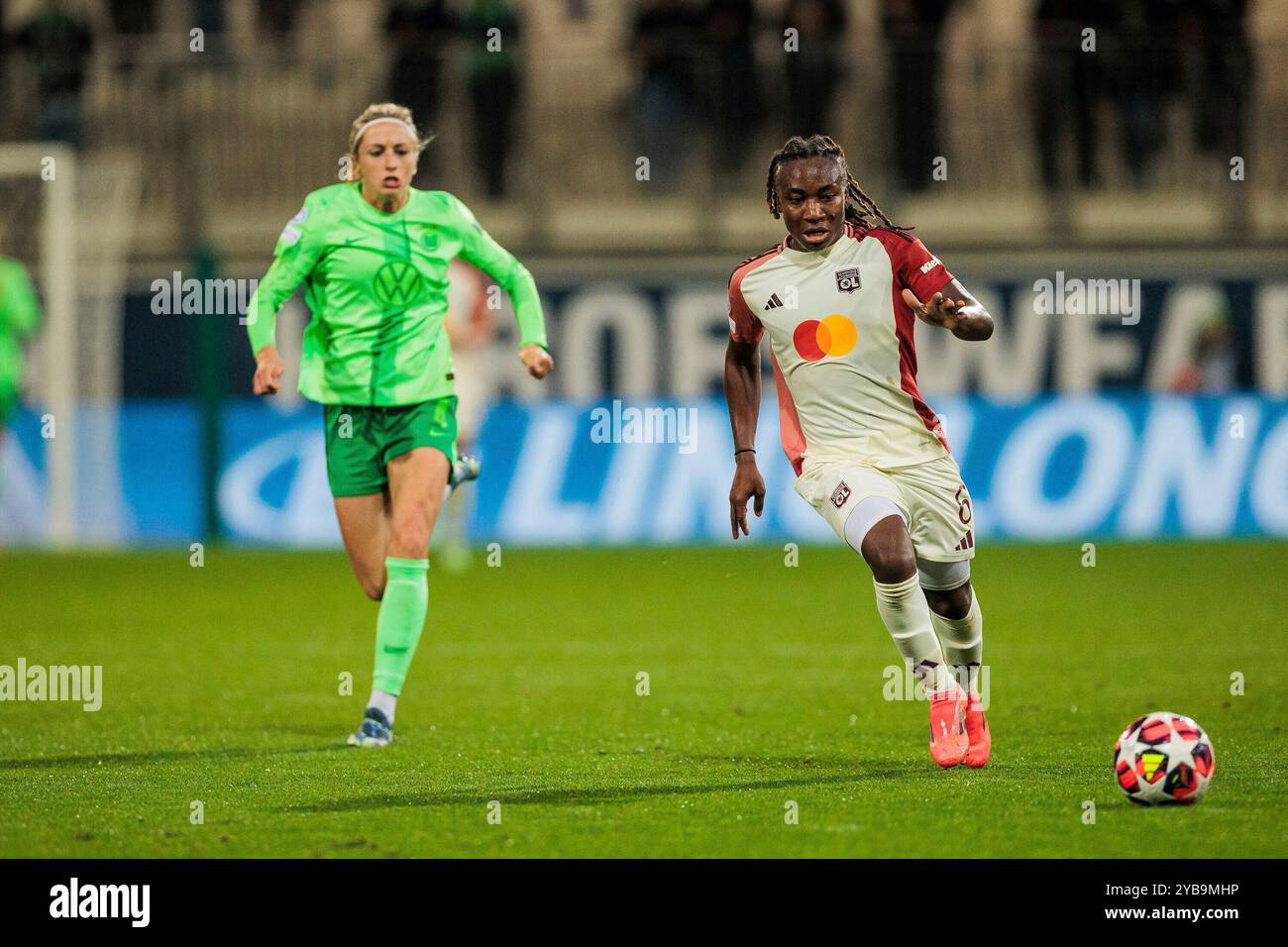 Wolfsburg, Deutschland. 17th Oct, 2024. Melchie Dumornay (Olympique Lyonnais, 6) am Ball UEFA ...