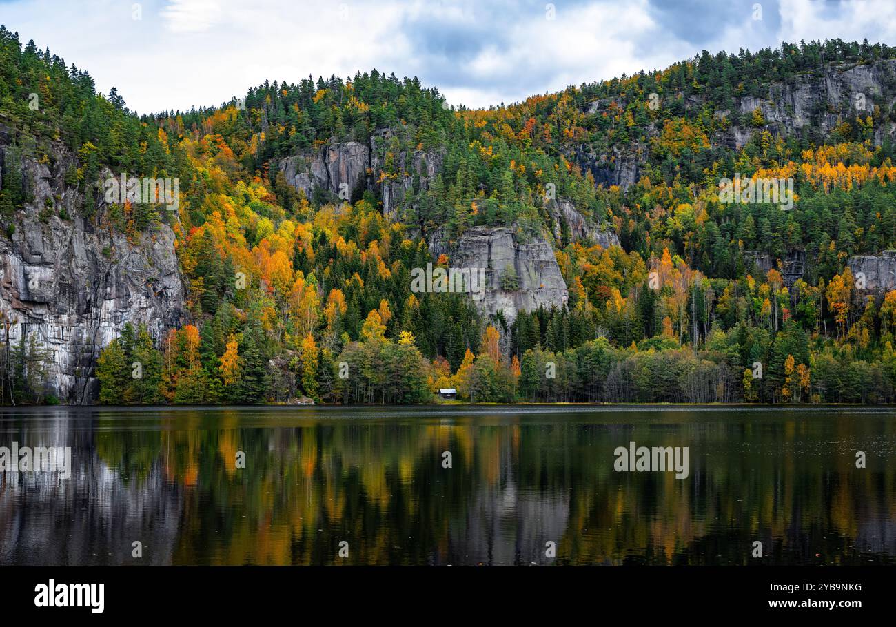 Calm lake reflections fall hi-res stock photography and images - Alamy