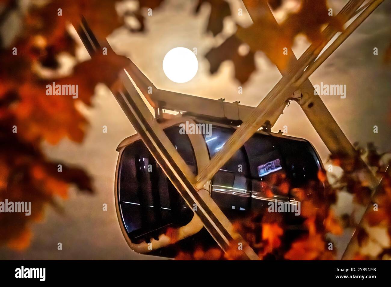 Supermond leuchtet hinter dem Riesenrad Umadum, Oktober-Mond am ...