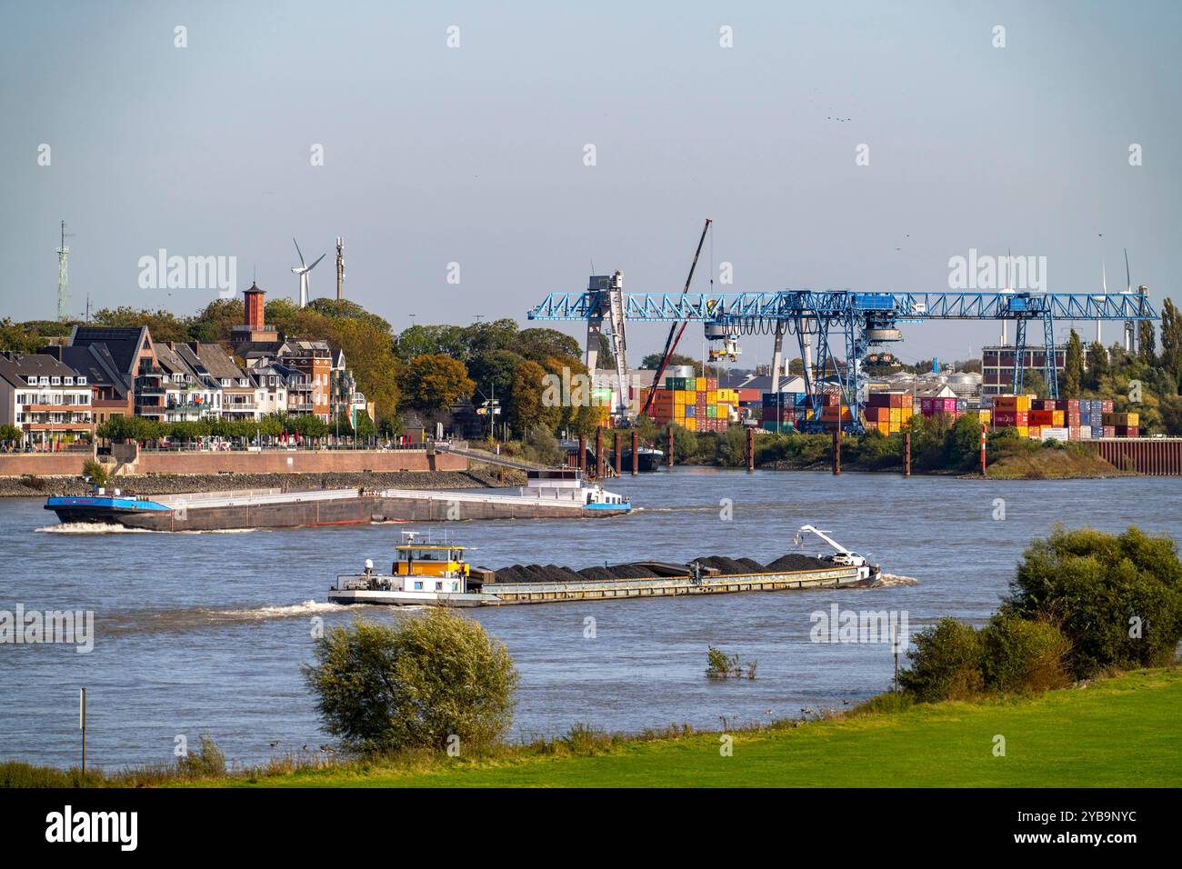 Frachtschiffe auf dem Rhein in der Höhe von Emmerich, Contargo Rhein ...