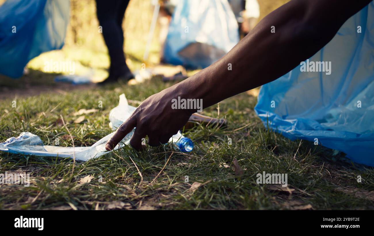 People supporting cleanup of the natural environment by grabbing ...