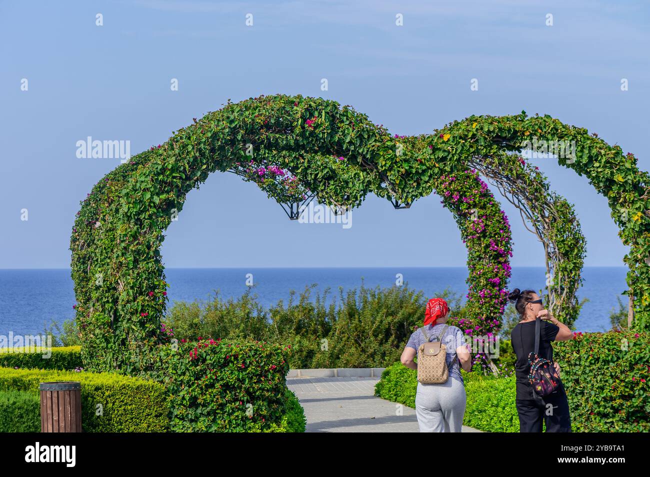 Couple enjoys scenic coastal stroll hi-res stock photography and images ...
