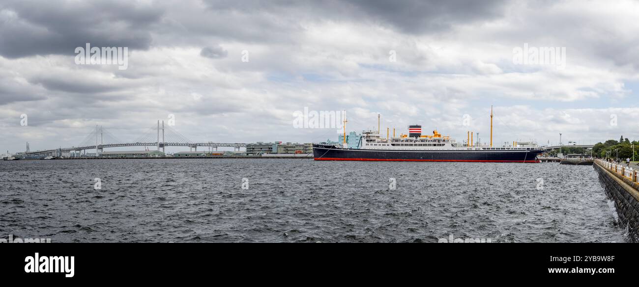Panorama of NYK Hikawa Maru floating museum and the Yokohama Bay Bridge ...