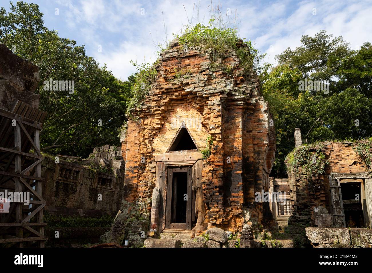 Prasat Phnom Chisor (Phnom Chisor Temple), ancient Khmer temple at the ...