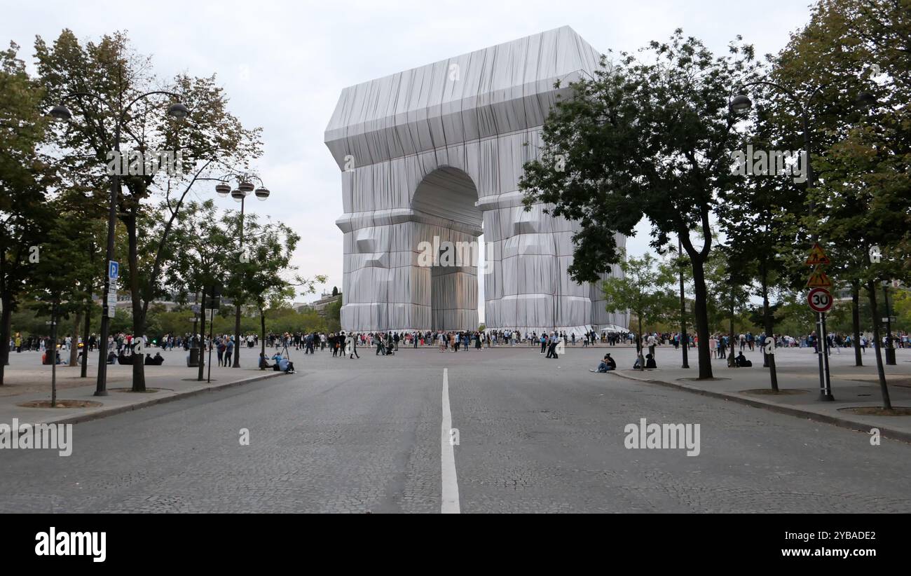 Christo art arc de triomphe hi-res stock photography and images - Alamy