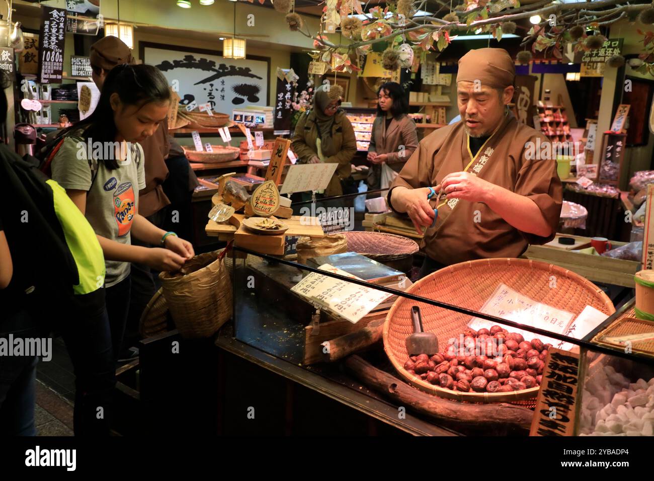 A vendor selling traditional roasted chestnuts in Nishiki Market.Kyoto ...