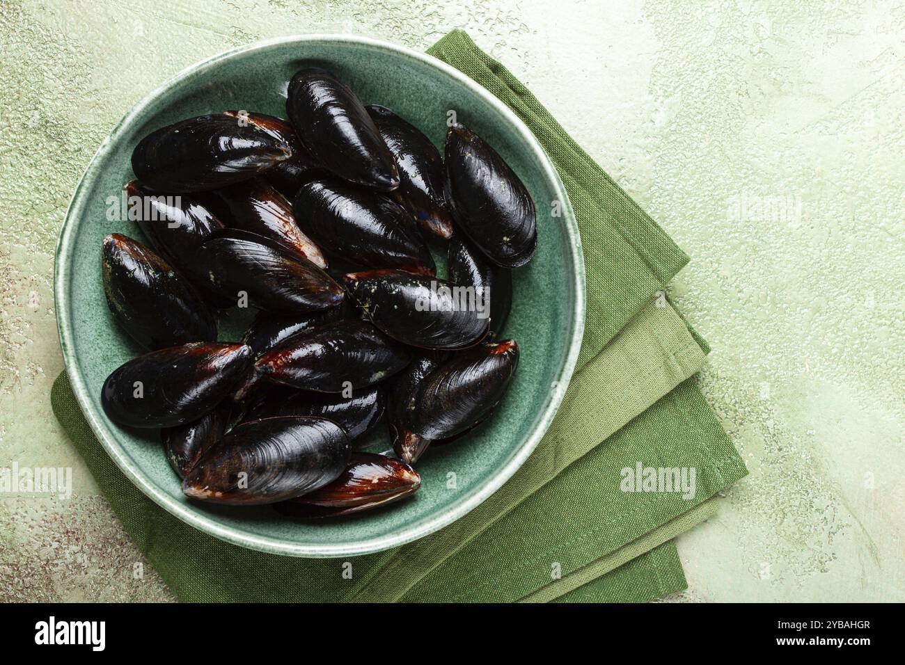 Raw mussels in shells, in a bowl, top view, no people Stock Photo - Alamy