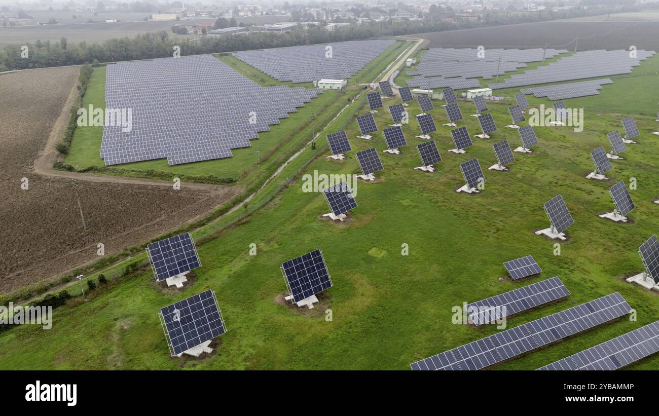Solar power plant array panels hi-res stock photography and images - Alamy