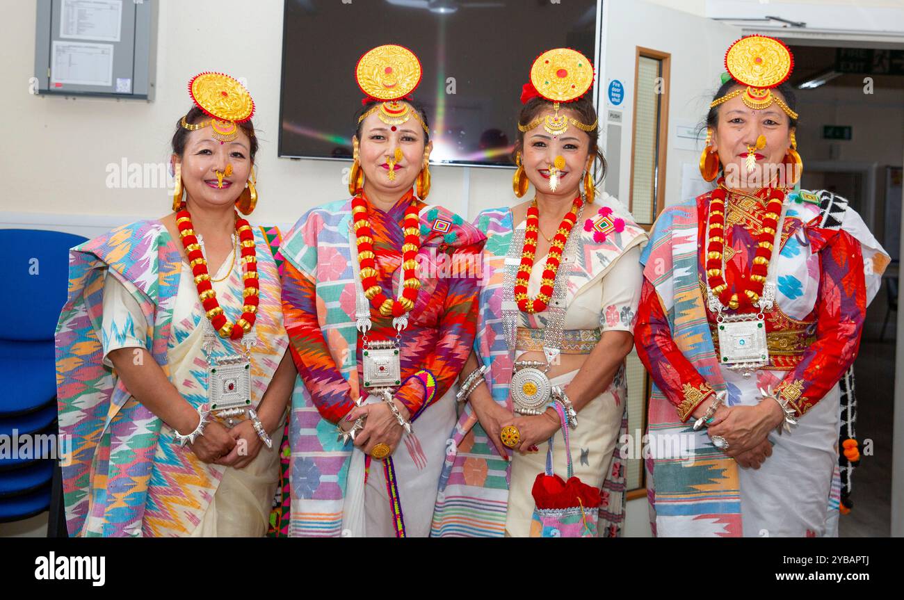 Trajes tradicionales tradicionales hi-res stock photography and images ...