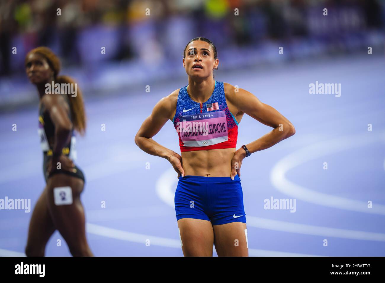 Sydney McLaughlin celebrating her victory with her country's flag in ...