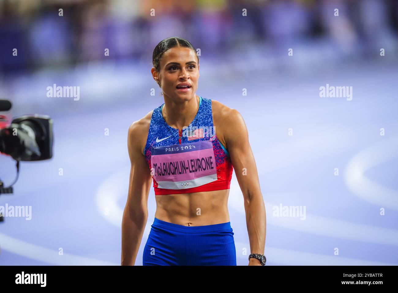 Sydney McLaughlin celebrating her victory with her country's flag in ...
