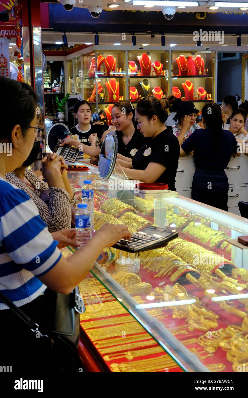 Customers shopping gold jewelries in gold shops inside of Talat Sao ...