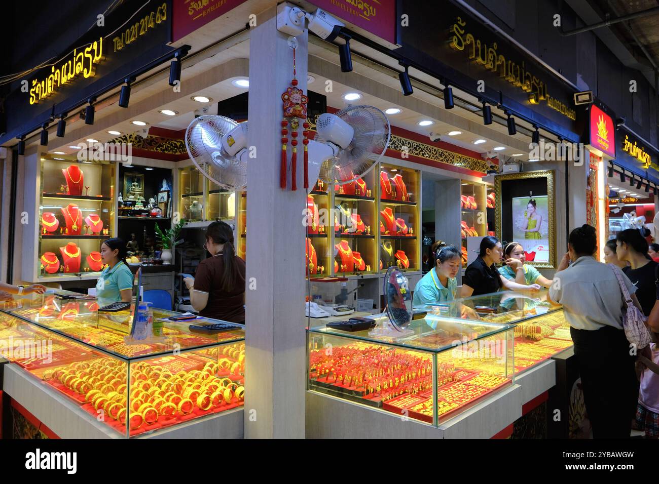 Customers shopping gold jewelries in gold shops inside of Talat Sao ...