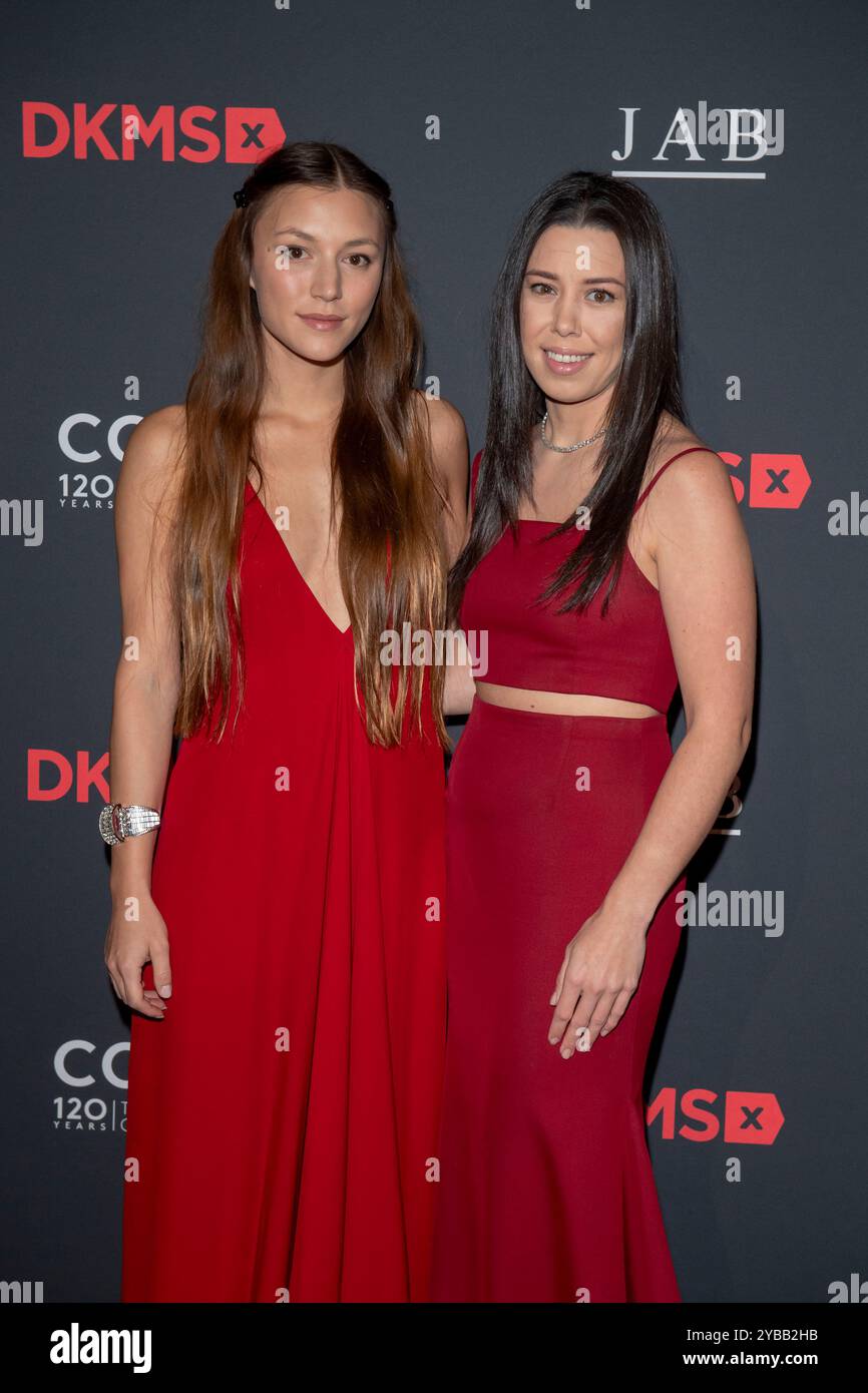 NEW YORK, NEW YORK - OCTOBER 17: (L-R) Josephine Becker and Cecilia ...