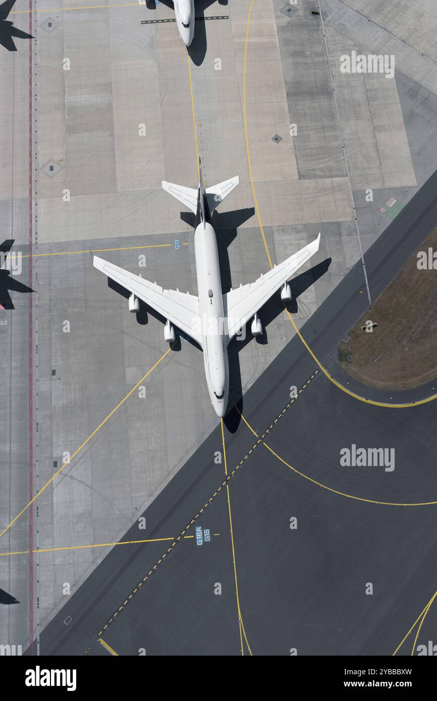 Airport airfield tarmac runway point of view hi-res stock photography ...