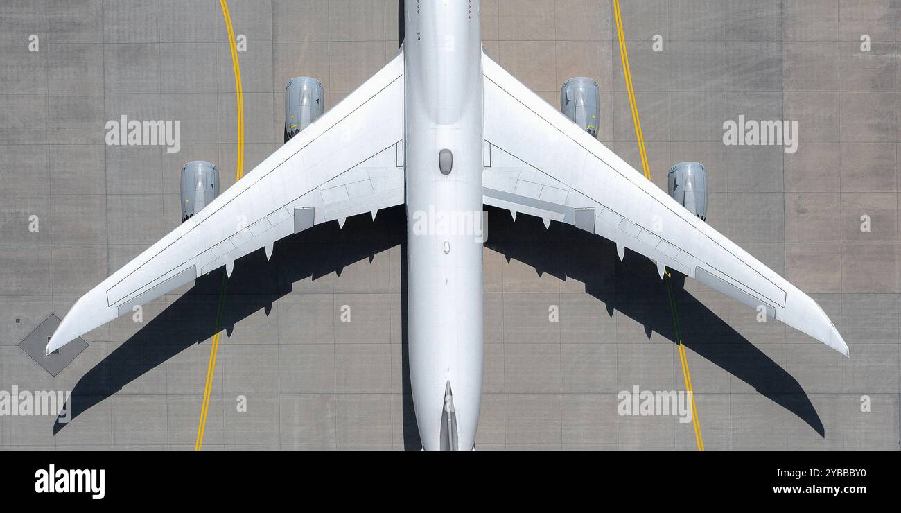 Airport airfield tarmac runway point of view hi-res stock photography ...