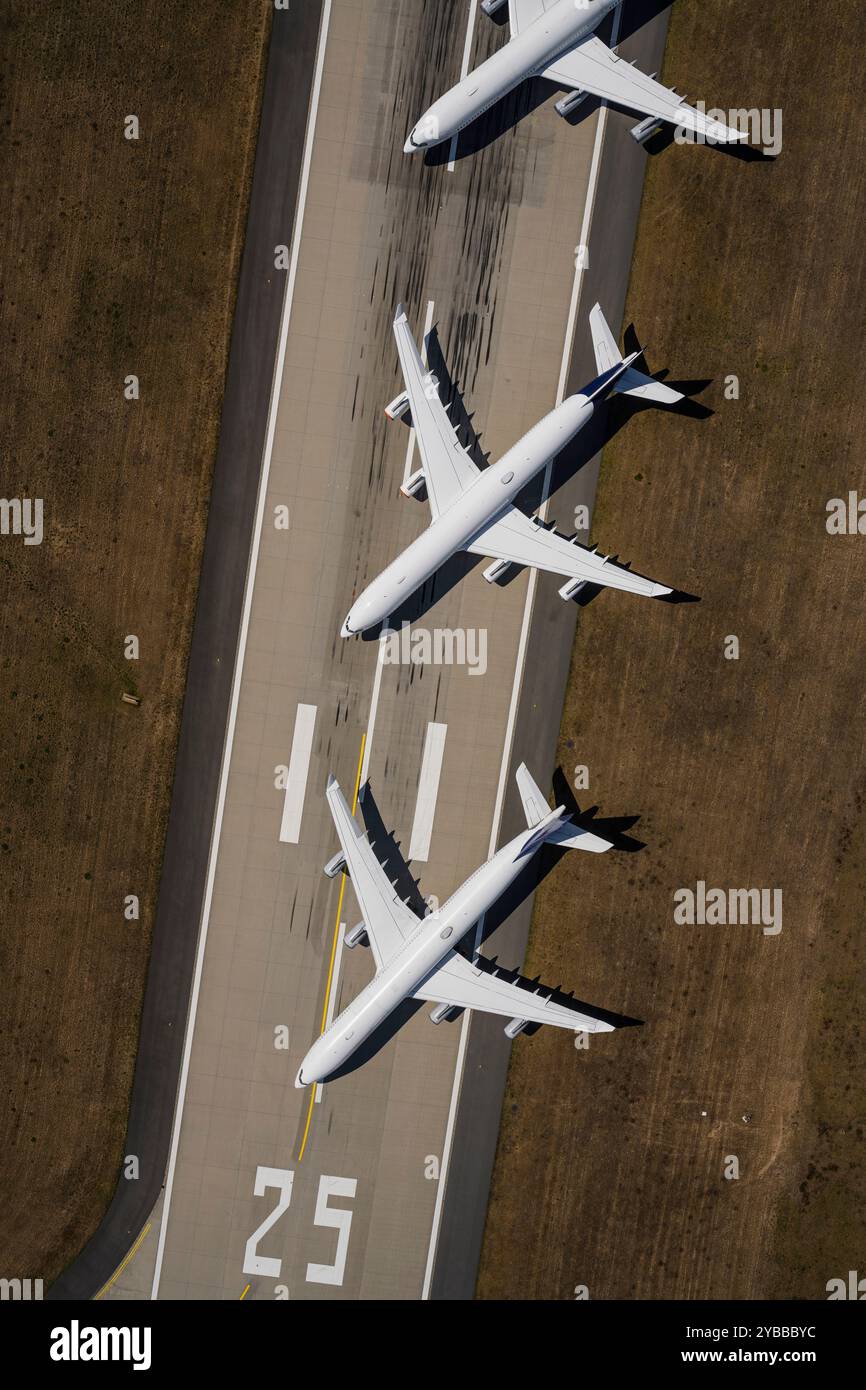 Airport airfield tarmac runway point of view hi-res stock photography ...