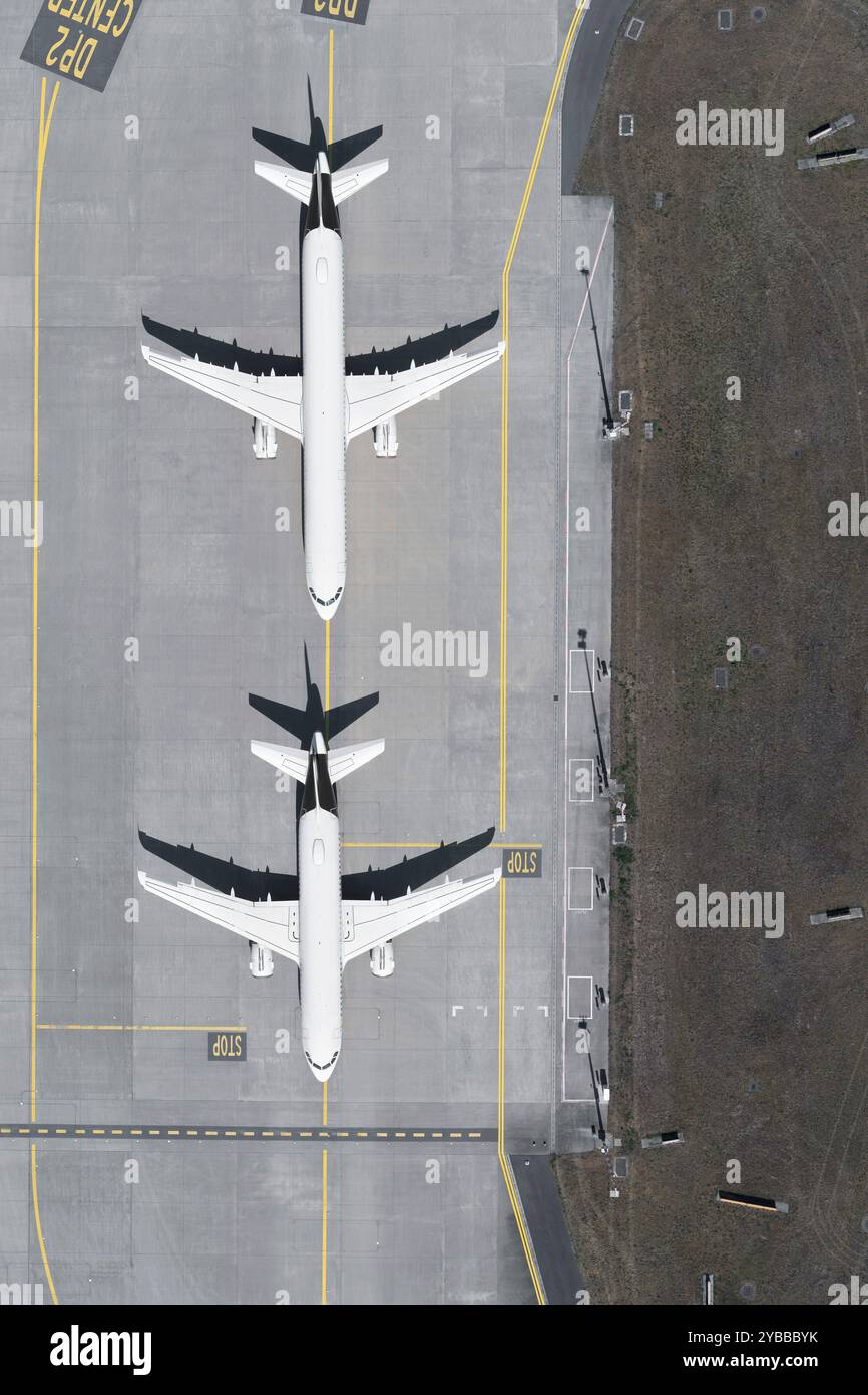 Airport airfield tarmac runway point of view hi-res stock photography ...