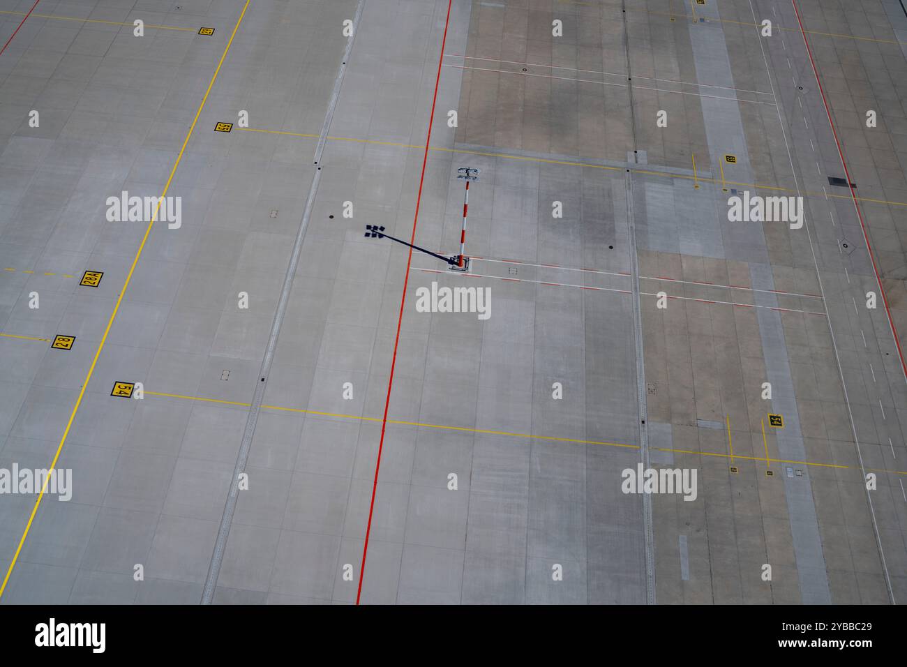 Airport airfield tarmac runway point of view hi-res stock photography ...