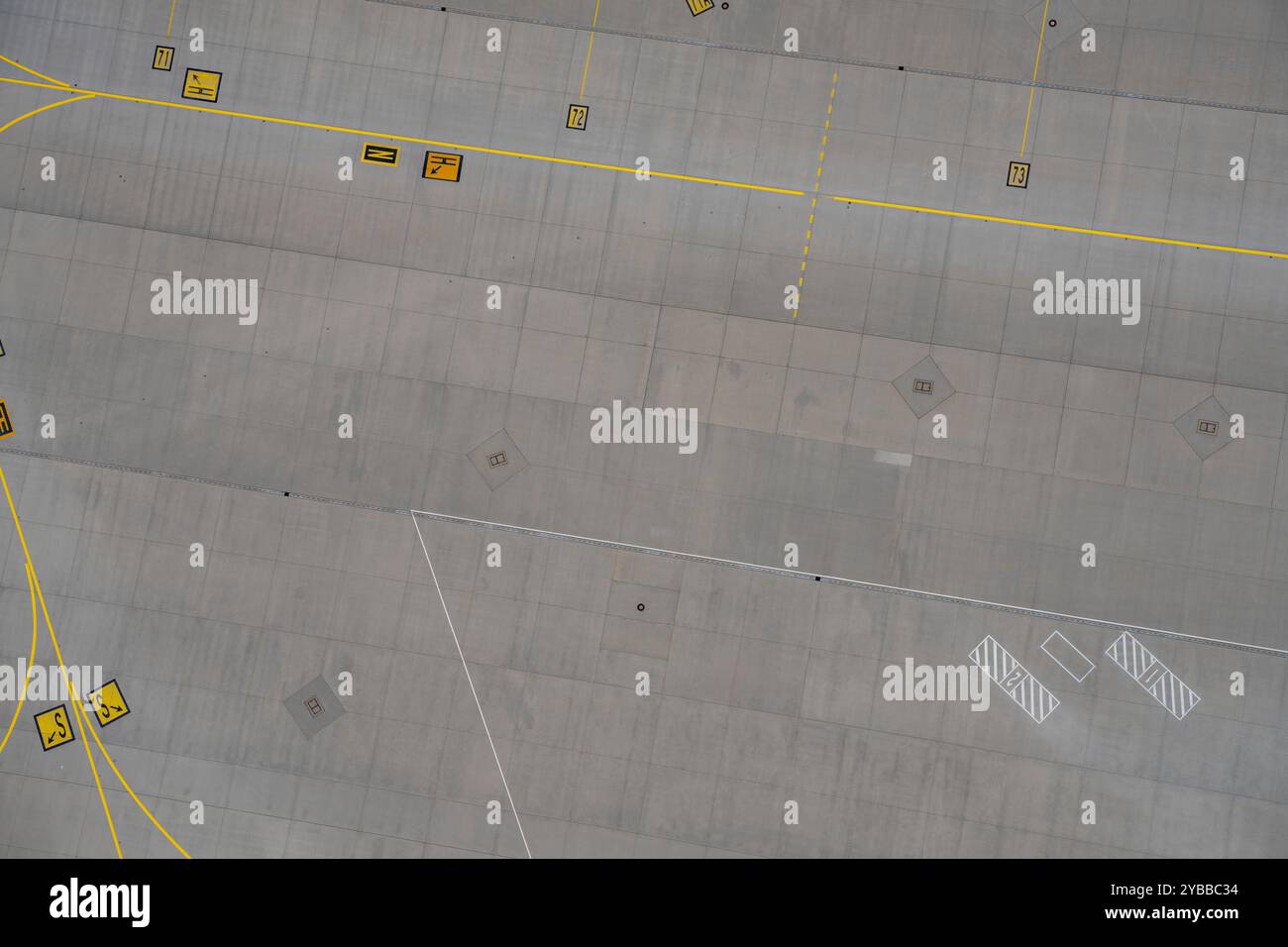 Airport airfield tarmac runway point of view hi-res stock photography ...