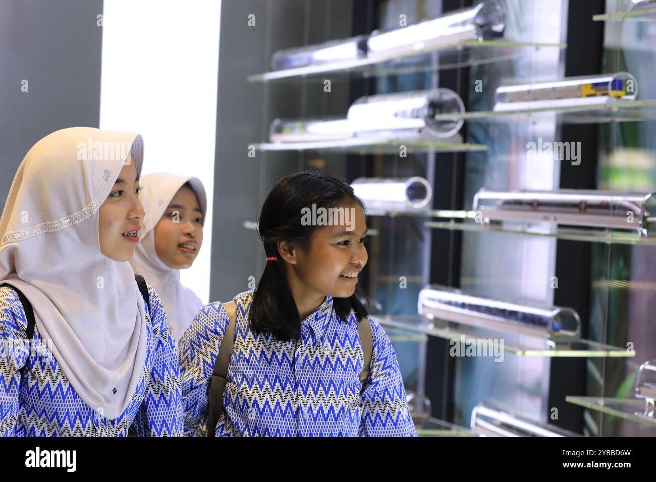 Jakarta, Indonesia.17th October 2024. A group of Indonesian students visited the Jakarta-Bandung ...