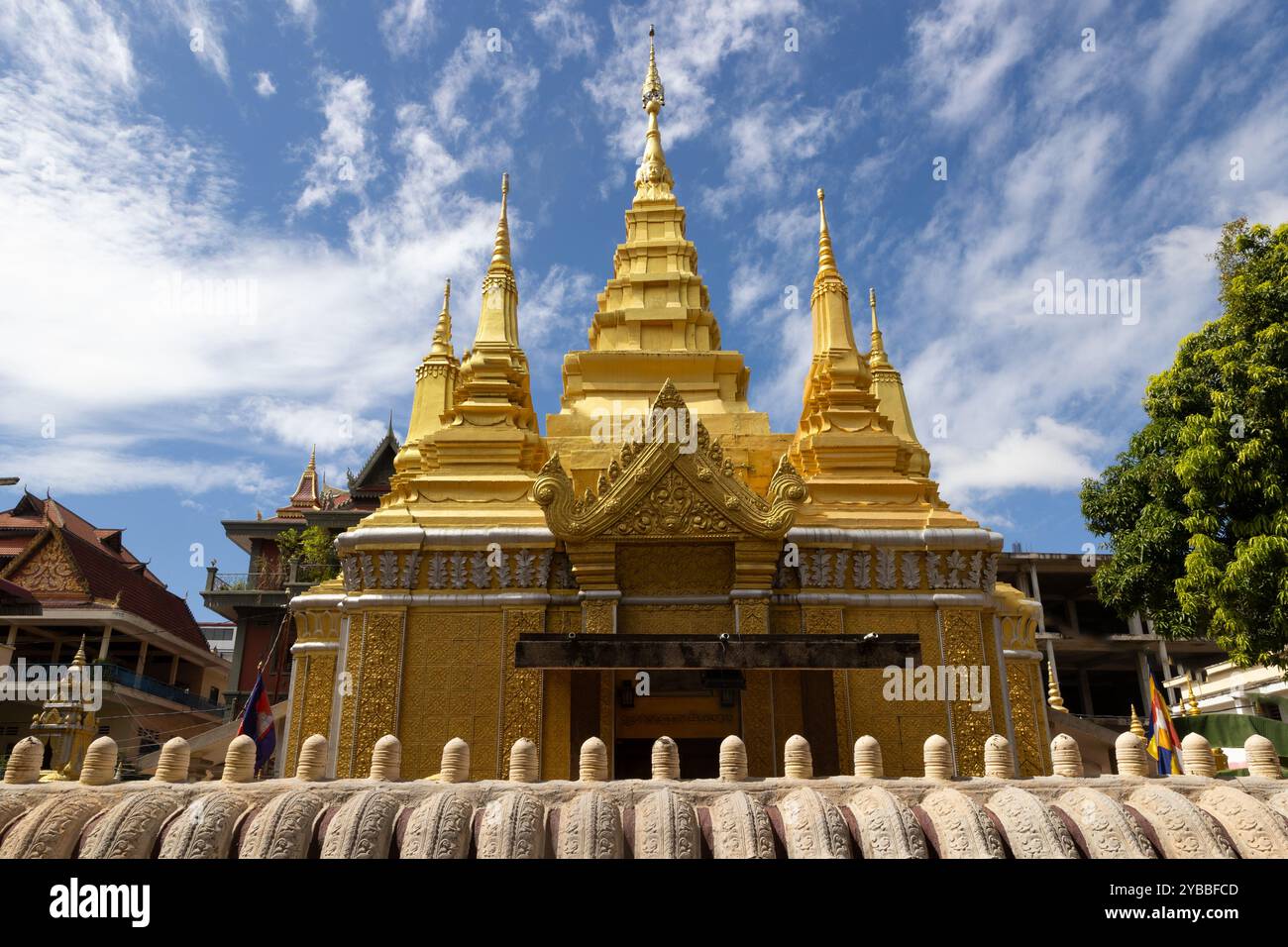 Wat Ounalom Monastery, Phnom Penh, Cambodia Stock Photo - Alamy